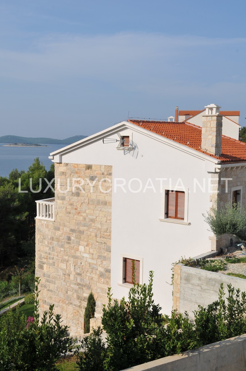 Beautiful beach front house for rent Pakoštane Zadar LuxuryCroatia.net