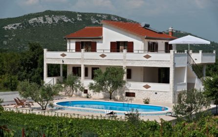 COUNTRYSIDE VILLA WITH POOL FOR RENT TROGIR AREA