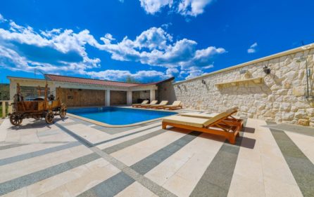 Beautiful villa with swimming pool Split area | LuxuryCroatia.net