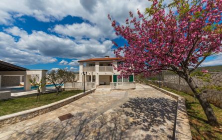 Beautiful villa with swimming pool Split area | LuxuryCroatia.net